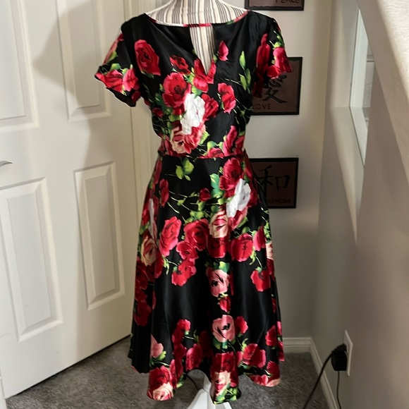 Unique Vintage | Dresses | 7 Unique Vintage Black Red Roses Mettalic ...